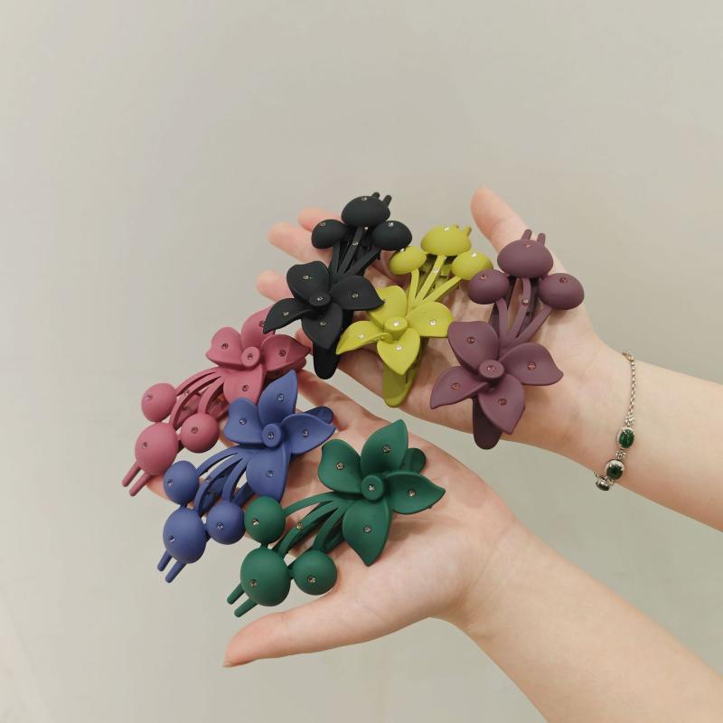 ・カテゴリ: ヘアアクセサリー・スタイル: シンプル・加工: ハンドメイド・クリップタイプ: バタフライクリップ・カラー展開: ダークパープル、ライトパープル、ピンク、ブラック、イエロー、グリーン・流行要素: フラワー・対象: 女性