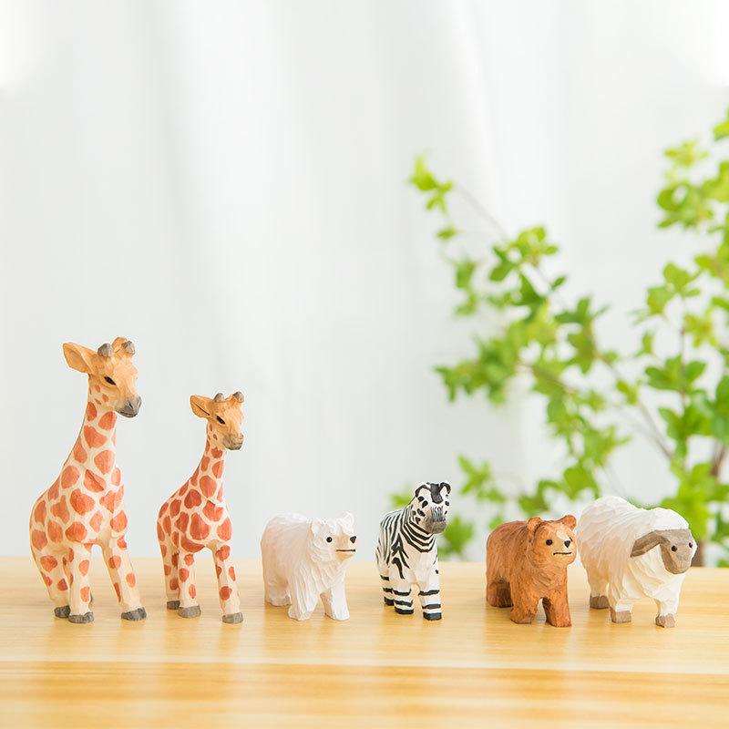 ・カテゴリ: 動物・スタイル: 現代アート・素材: シナノキ, プラスチック, 樹脂・デザイン展開: 小長頸鹿, 中長頸鹿, 小茶熊, 小白熊, 小黒熊, 小象, コーギー犬, 羊, 小乳牛, レトロ犬, 小サイ, 小シマウマ, ティラノサ...