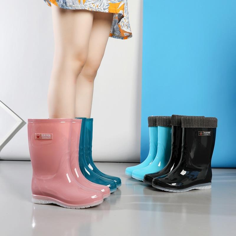 ・カテゴリ: 女性用雨靴・対象: 女性・筒丈: 中丈・厚み: 標準・ヒール高: 平底・柄: 無地・素材: PVC・カラー展開: ブラック、ピンク、ライトブルー、ダークグリーン・サイズ展開: 36、37、38、39、40・着脱方式: スリッポン
