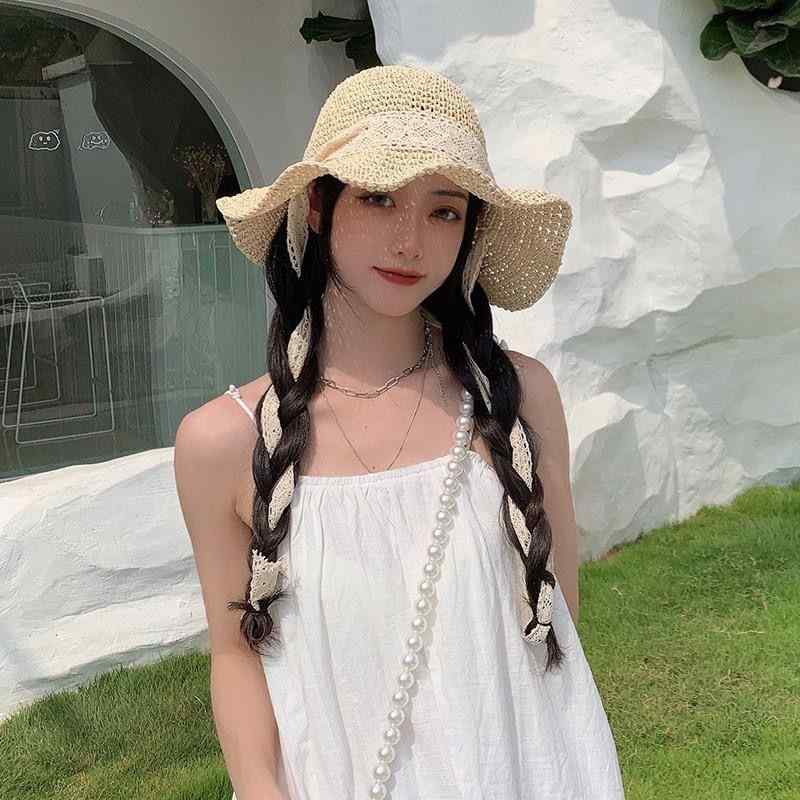 ・カテゴリ: 麦わら帽子・帽頂: 丸型・つば: 大きめ・カラー展開: 白レース蝶結び-カーキ、白レース蝶結び-米色・機能: UVカット、通気性、遮陽・スタイル: ベーシック、ミニマム、シンプル・主な素材: 草編み・スタイル分類: ファッション通勤