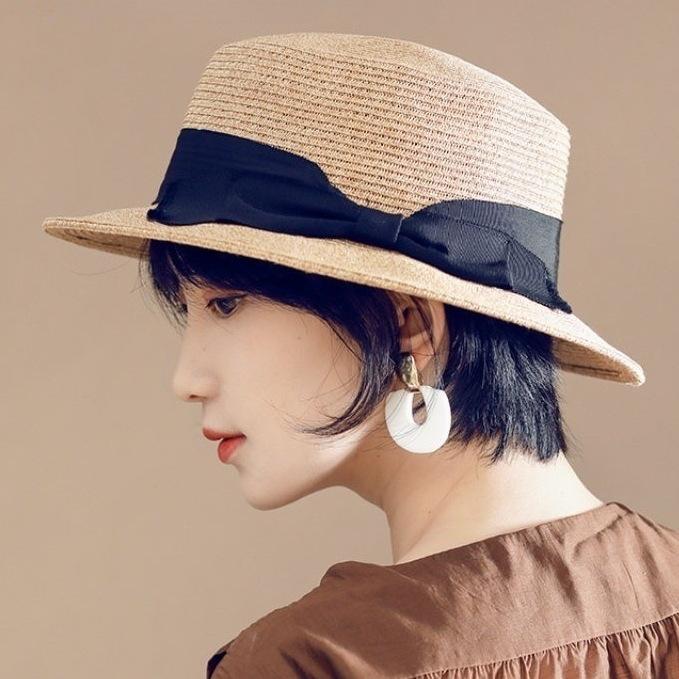 ・カテゴリ: ストローハット・デザイン要素: リボン・帽子の形状（トップ）: 平天・帽子の形状（つば）: ワイドブリム・カラー展開: 黒織りテープ、ベージュ織りテープ・機能: 日よけ・スタイル: 万能・主な素材: ペーパーストロー・スタイル...