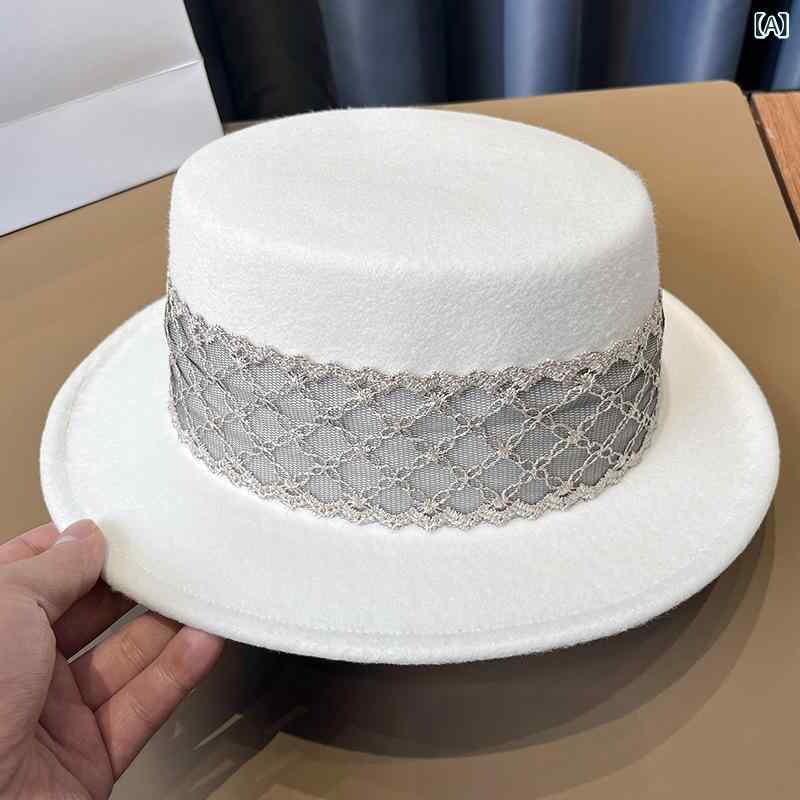 ・カテゴリ: フラットキャップ・帽上部形状: 平頂・つば形状: ワイド・カラー展開: ホワイト、ブラック、キャラメル、カーキ、ベージュ・サイズ展開: M(56-58cm)・機能: 保温、日よけ・主な素材: 綿71%-80%・素材名: ウーレ...