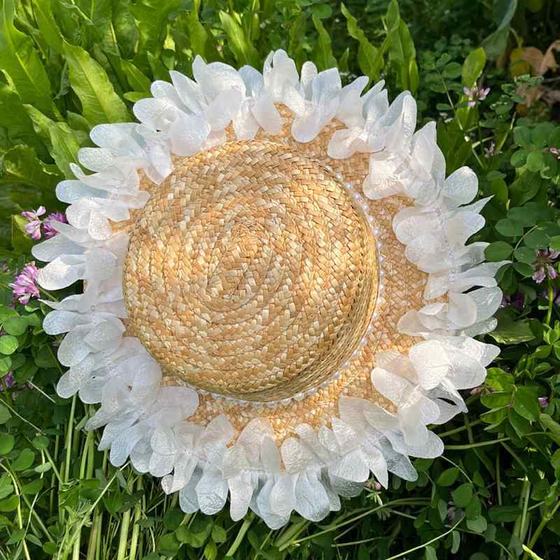 ・カテゴリ: 麦わら帽子・柄: 花柄、植物モチーフ・トップスタイル: フラット・つば: ワイド・カラー: 麦わら色・サイズ展開: 大人用フリーサイズ 56-58cm、子供用フリーサイズ 52cm・機能: 紫外線対策、通気性、防風、日よけ・ス...