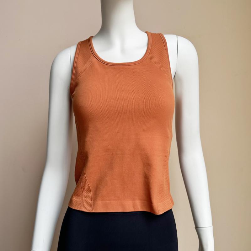 ・主な素材: ナイロン 90%〜95%・カテゴリ: レーサーバックタンクトップ・カラー: レンガ色・サイズ展開: S, M, L・スタイル: スポーツ・デザイン: シームレス, 一体型・ネックライン: クルーネック