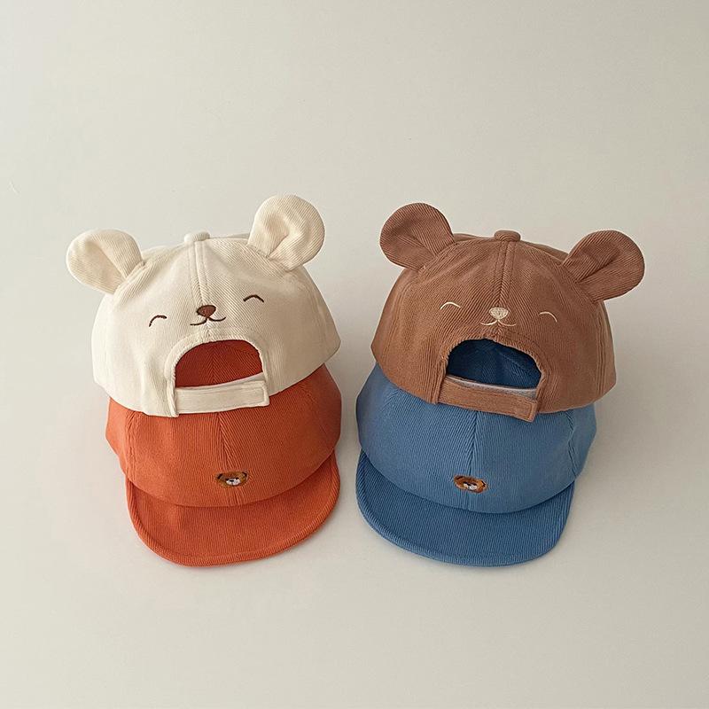 ・カテゴリ: キャップ・キャップトップ形状: ベル型・つばのスタイル: ショートブリム・カラー展開: イエロー、ブルー、オレンジ、ブラウン、オフホワイト・サイズ展開: 46～48cm (5ヶ月～2歳)・機能: 日よけ・スタイル: キャラクタ...