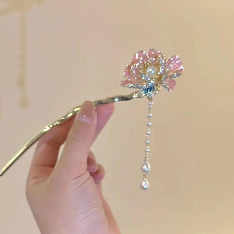 ・カテゴリ: ヘアアクセサリー・スタイル: 新中式・主な素材: 金属・モチーフ: 花・仕上げ: 焼き塗装・カラー展開: 牡丹花流蘇、牡丹花流蘇U型、正扇、滴油梅花、青い波浪、清冷感パールバタフライ、銀色折りたたみパール、ウィング流蘇ディスク...