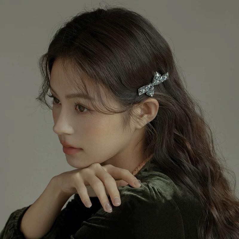 ・カテゴリ: ヘアアクセサリー・種類: サイドクリップ・主な素材: 合金・加工: メッキ・カラー: フレンチクロス・モチーフ: 蝶結び・スタイル: 清新スイート・対象: 女性