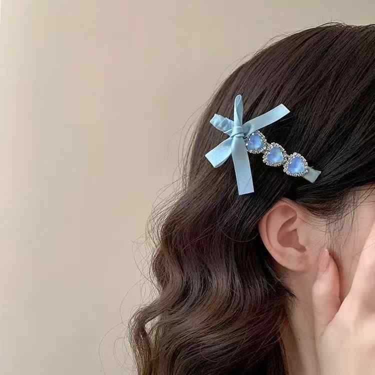 ・カテゴリ: ヘアアクセサリー・スタイル: スイート・素材: ラインストーン・色: ブルー・デザイン: 蝶結び・種類: サイドクリップ・加工: ハンドメイド・対象: 女性