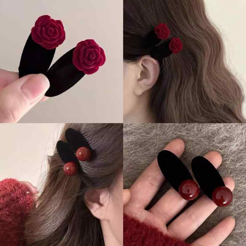 ・カテゴリ: ヘアアクセサリー・スタイル: フレンチレトロ・素材: ベルベット・タイプ: サイドクリップ・加工: 手作り・カラー展開: レッドローズ、レッドビーズ・デザイン要素: バラ・対象: 女性