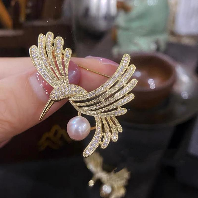 ・カテゴリ: 胸針・素材: 銅・形状: 動物・モチーフ: 鳥・スタイル: ナチュラル・カラー: 金色、銀色・対象: 女性