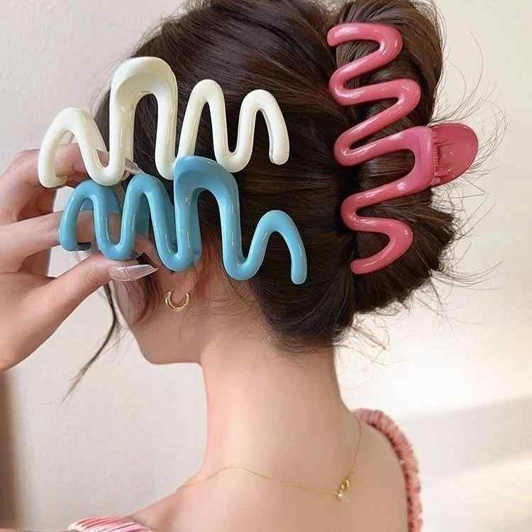 ・カテゴリ: ヘアアクセサリー・スタイル: バナナクリップ・仕上げ: 焼付け塗装・デザイン: ジオメトリックライン・対象: 女性・カラー展開: ブルー、紫、グリーン、ベージュ、ピンク、イエロー・サイズ展開: 大13cm、小10.5cm