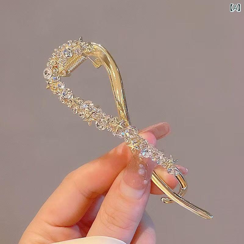 ・カテゴリ: ヘアアクセサリー・主な素材: 合金・装飾: ラインストーン・デザイン: 星モチーフツイストクリップ・スタイル: 軽奢・スタイル分類: ファッション通勤・対象: 女性・カラー展開: 金色、黒色