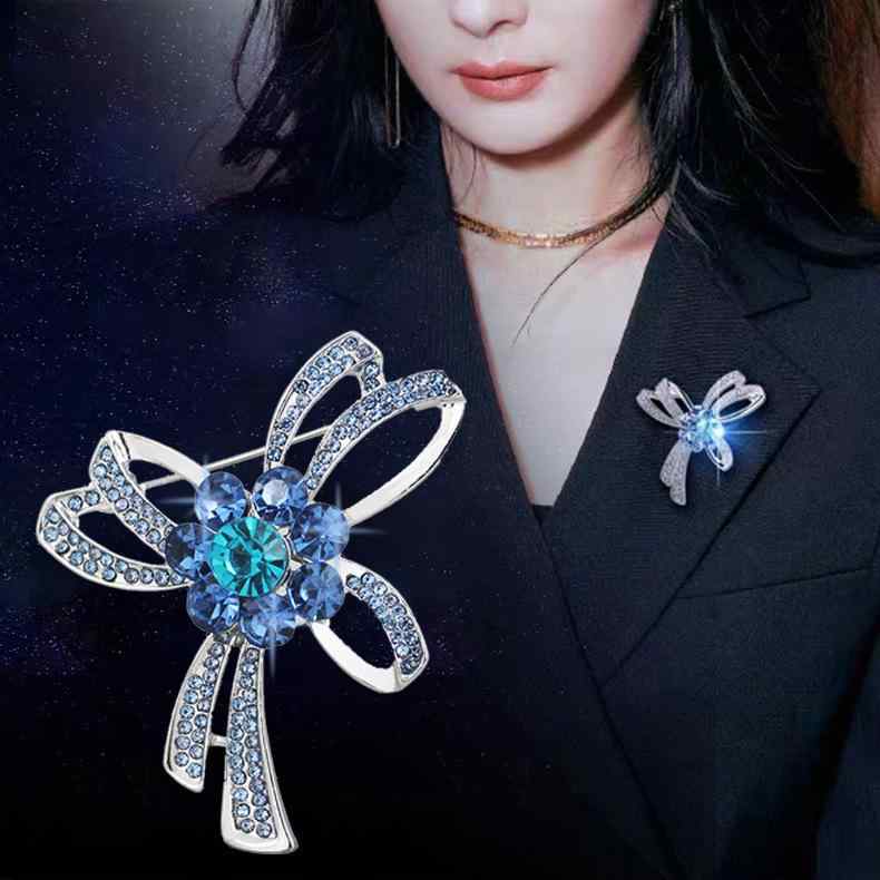 ・カテゴリ: ブローチ・主な素材: 亜鉛合金・デザイン: 花柄・装飾技法: ラインストーン・装飾要素: リボン・カラー展開: 銀藍鑽、銀白鑽・スタイル: 個性派・対象: 女性用・用途: 装飾、ギフト