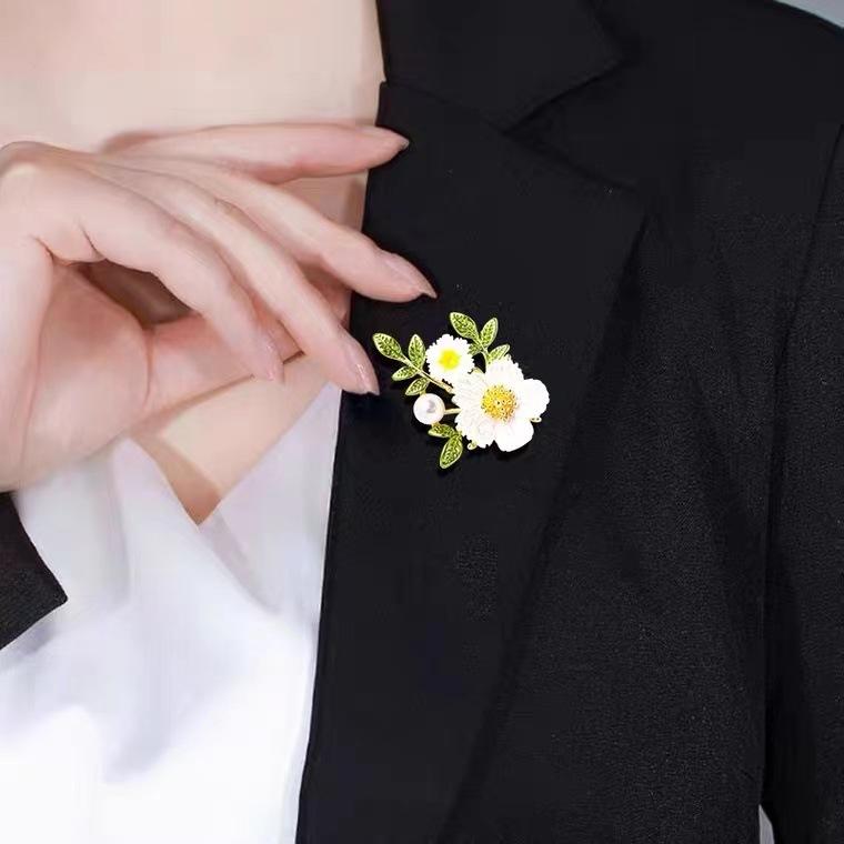 ・種類: 胸針・素材: 合金・形状: 花、葉・仕上げ: 焼付け塗装・デザイン: デイジー、白貝殻・スタイル: ファッションOL、通勤・カラー展開: 白、ピンク・対象: 女性・機能: 装飾、贈り物
