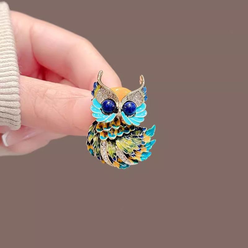 ・カテゴリ: 胸針・素材: 合金・形状: 動物・加工: 滴油・カラー展開: 黄、青、赤・モチーフ: フクロウ・機能: 多機能・スタイル: 日韓・スタイル分類: 清新甘美・対象: 女性
