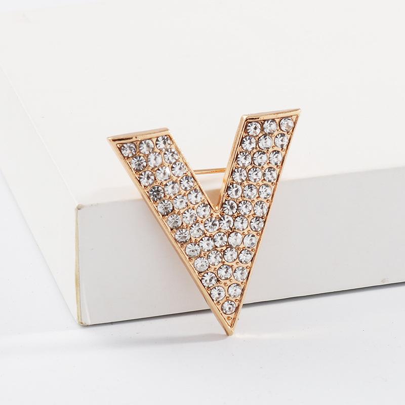 ・カテゴリ: 胸針・主な素材: 亜鉛合金・仕上げ: メッキ・カラー展開: 大号金色（3.2×3.5cm）、大号銀色（3.2×3.5cm）、小号金色（1.8×2cm）・流行要素: 英文字母・機能: 装飾・スタイル: 日韓、清新スイート・対象:...