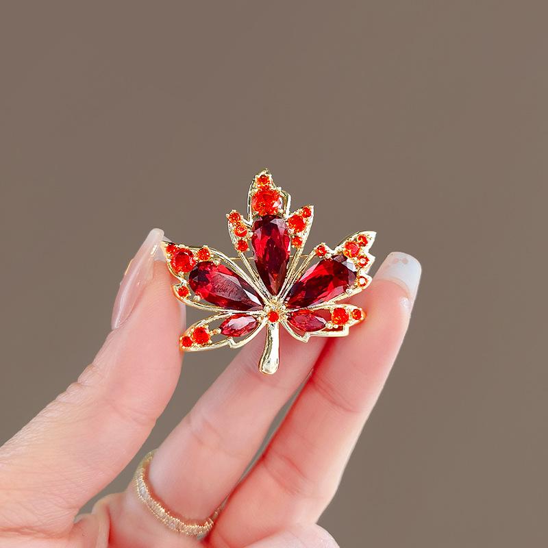 ・種類: ブローチ・素材: 合金・デザイン: 花・加工: メッキ・カラー展開: 赤いメープルリーフ・モチーフ: 麦の穂、植物花卉・スタイル: ナチュラル、清新可愛い・対象: 女性