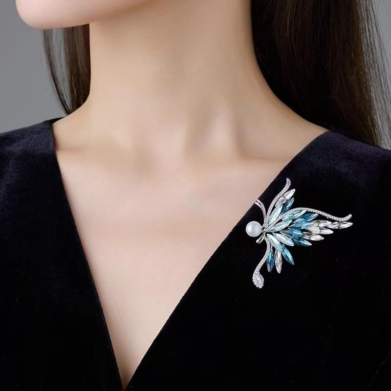 ・カテゴリ: 胸花・スタイル: 韓国風・対象: 女性・モチーフ: 昆虫・素材: 合金・加工: 電鍍・水晶種類: 紫水晶・装飾素材: 人工宝石/半宝石・カラー: 白K、水晶蝶
