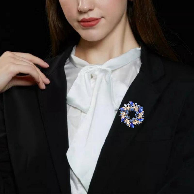 ・カテゴリ: ブローチ・素材: 合金・スタイル: 韓国風・スタイル分類: 清新スイート・デザイン: 花柄・装飾要素: 満天星・カラー展開: 紫荆花金底ブルージルコニア、紫荆花金底グリーンジルコニア、紫荆花金底パープルジルコニア・対象: 女性...