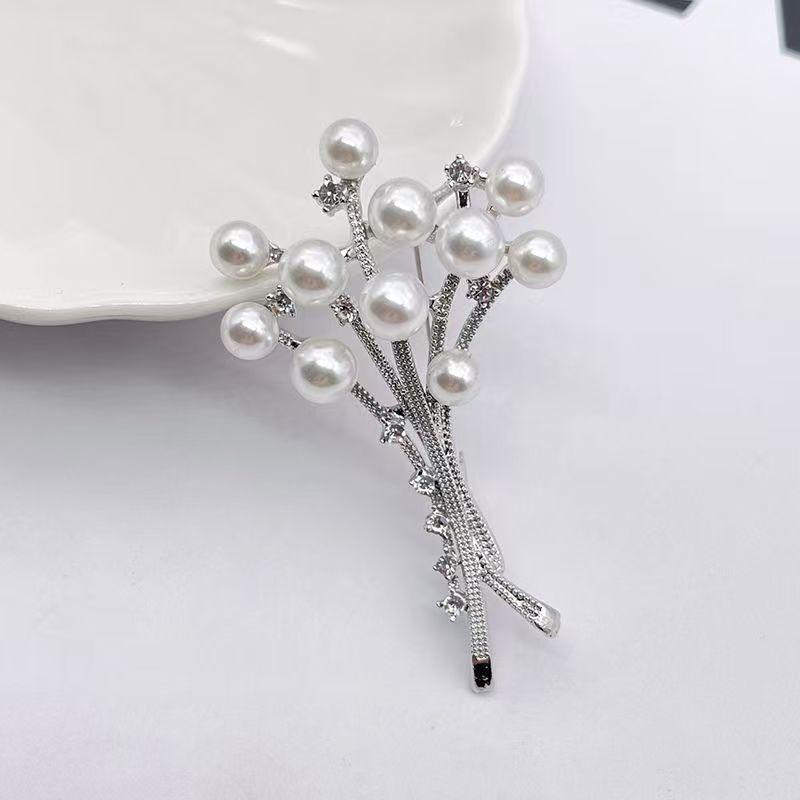 ・種類: 胸針・素材: 人工パール・スタイル: 女性用・デザイン: 花モチーフ・加工方法: 電鍍・カラー展開: 金色、銀色・モチーフ: 百合、花弁・用途: 装飾・テイスト: 自然・テイスト分類: 清新スイート
