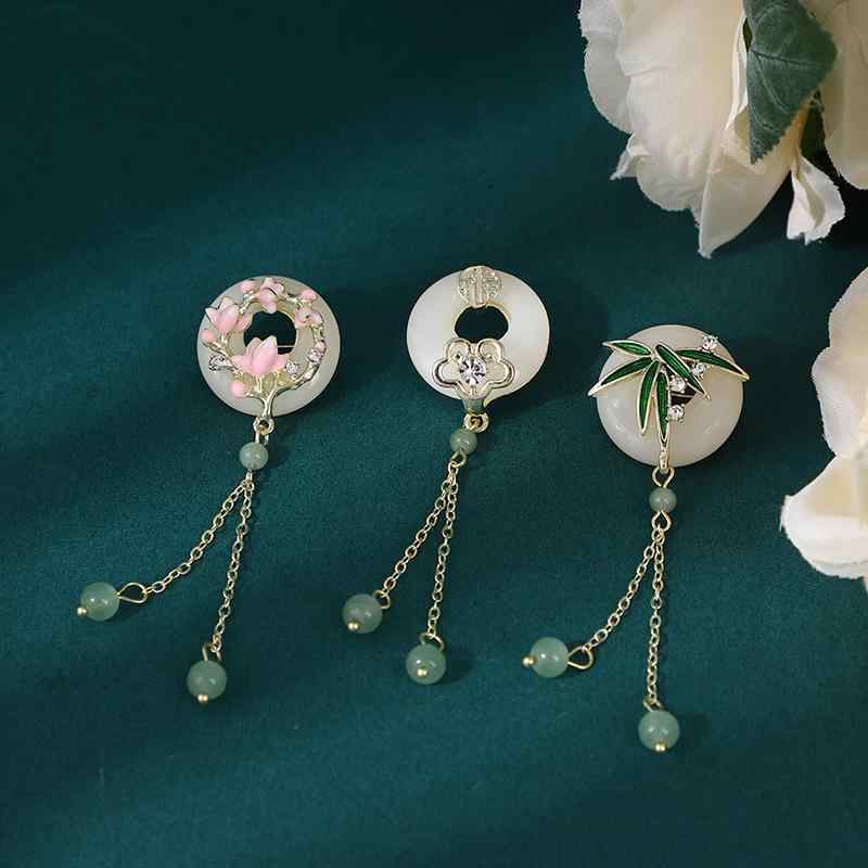 ・カテゴリ: ブローチ・素材: 合金・形状: 花、幾何型・加工: 電鍍・カラー展開: 月掛霜林、相思無尽、緑楊芳草・流行要素: 花・機能: 記念、装飾、多機能、結婚用、調節、両用、贈り物、露出防止、固定・スタイル: 新中式、清新フェミニン・...