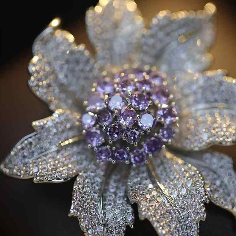 ・カテゴリ: 胸針・素材: 亜鉛合金・加工: メッキ・形状: 花卉・スタイル: ファッション通勤・機能: 装飾・人気要素: 牡丹、花、小雏菊・カラー展開: 紫、青・対象: 男女