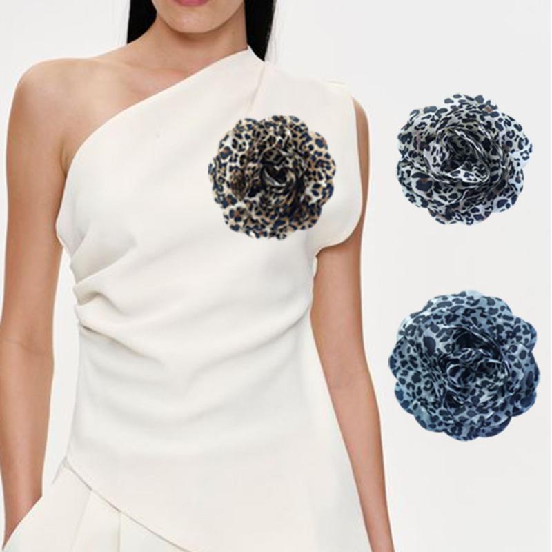 ・カテゴリ: ブローチ・スタイル: ナチュラル・主な素材: 布・カラー展開: ブラウン、ベージュ、ホワイト・デザイン: バラ