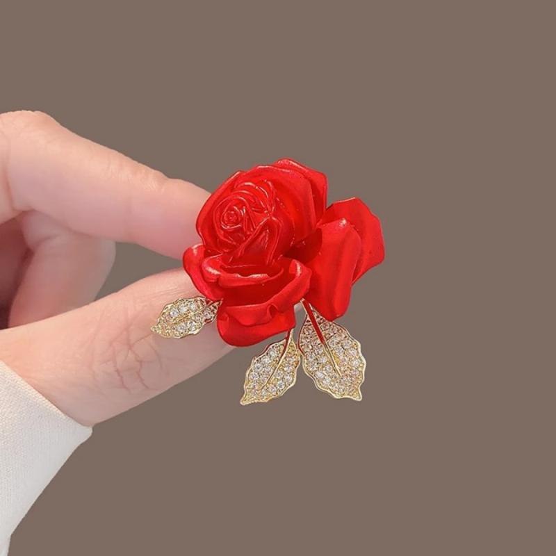 ・種類: ブローチ・スタイル: エレガント・主な素材: 亜鉛合金・形状: バラの花・モチーフ: 花、葉・カラー: 赤いバラ・対象: 女性