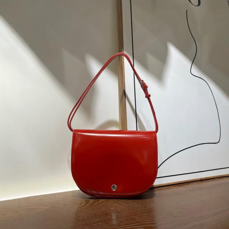 ・カラー展開: ピンク、赤、白、黒、青・スタイル: シンプル・主な素材: 二層牛革・形状: サドルバッグ・バッグサイズ: 小・裏素材: 合成革・開閉方式: 蓋開き・硬さ: 中硬・肩ストラップ: 1本・サイズ: 22×5×18cm