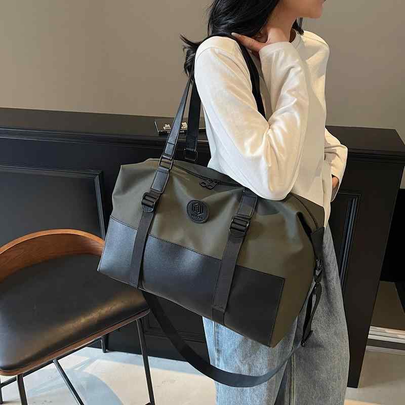 ・容量: 20-35L・主な素材: 布・裏地素材: ポリエステル・柄: 配色・スタイル: アーバンシンプル・カラー展開: ブラック、レッド、グリーン、ダークグレー、ライトグレー・サイズ展開: フリーサイズ・対象: 男女兼用・使用シーン: レ...