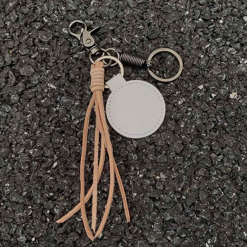 ・主な素材: 合金・カラー展開: モカ編み紐+茶色丸タグ、カーキ編み紐+白丸タグ、黒編み紐+黒丸タグ・スタイル: ins風・種類: バッグチャーム