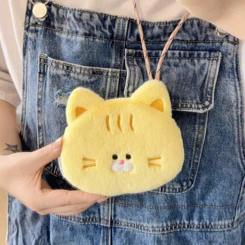 ・カテゴリ: 小銭入れ・主な素材: ボア素材・柄: アニメカ通・装飾: 刺繍・スタイル: 爽やか可愛い・裏地: ポリエステル・カラー展開: 小白喵、小黒喵、小灰喵、三花喵、奶牛喵、小黄喵・性別: ユニセックス・使用シーン: 日常・機能: 収納