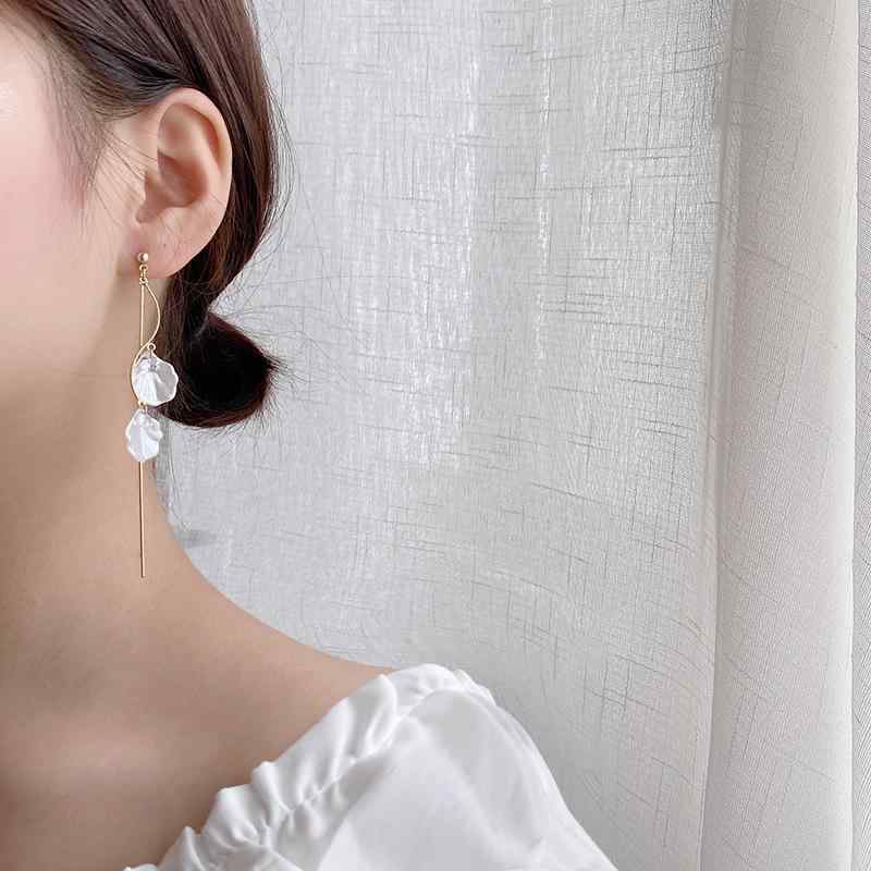 ・カテゴリ: 耳飾り・主な素材: 貝殻・デザイン: 幾何学・処理技術: 電気メッキ・カラー展開: フリンジタイプ・トレンド要素: 花びら、植物・草花・スタイル: コンミューター（通勤向け）・対象: レディース