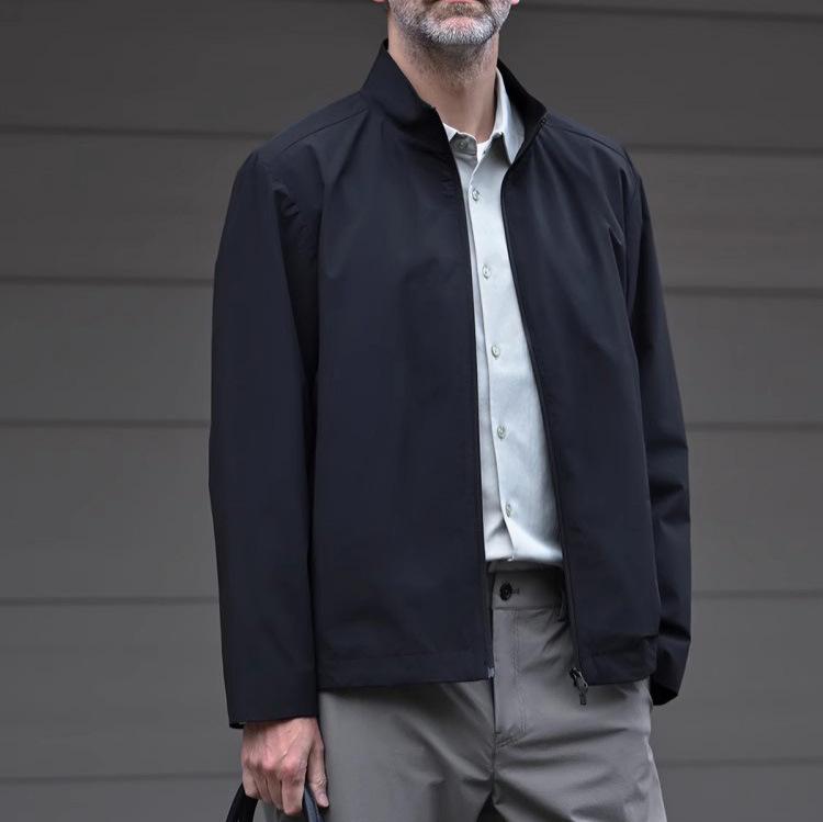 ・カテゴリ: ジャケット・スタイル: ブリティッシュ・ネックライン: スタンドカラー・フィット: スリム・厚さ: 普通・対象: 若者・主な素材: ポリエステル・裏地: ポリエステル・着丈: レギュラー・ポケット: 立体パッチポケット・着用方...