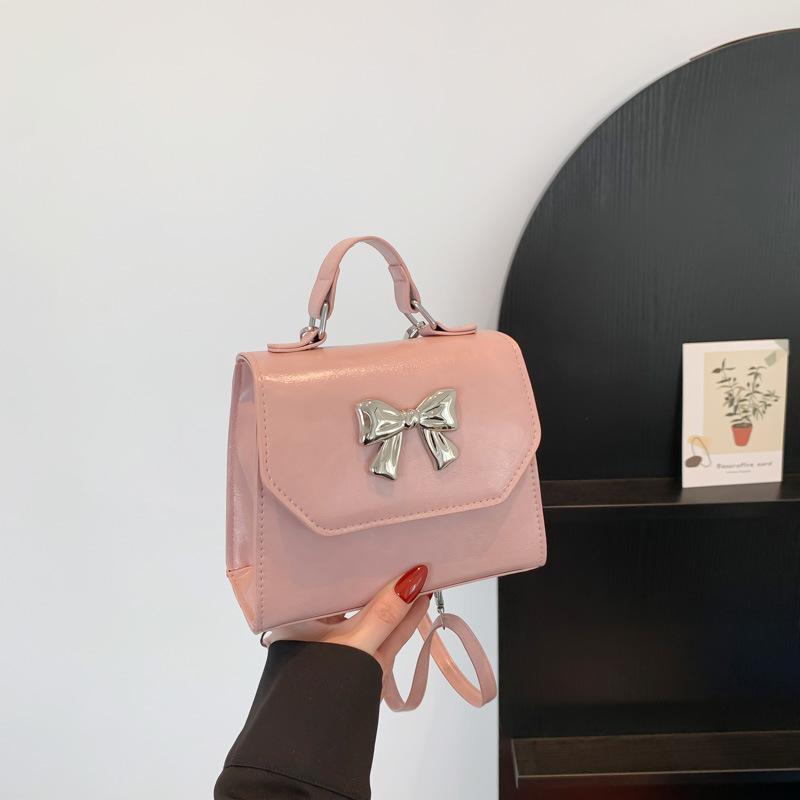 ・カラー展開: シルバー、ブラック、ホワイト、ピンク、グリーン・スタイル: ストリートトレンド・素材: PU・バッグのスタイル: スクエアバッグ・サイズ: 中・デザイン要素: 縫い糸、パッチワーク・裏地素材: PU・バッグの形状: 横型スク...