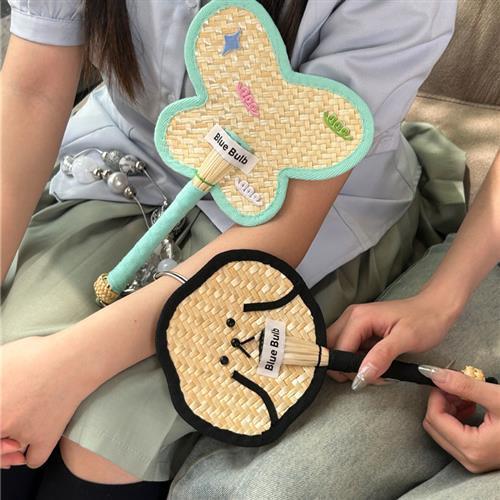 ・カテゴリ: 扇子・素材: 編み込み・サイズ: 10インチ・製法: ハンドメイド・骨組み素材: 木・スタイル: 現代風ミニマル・カラー展開: 小狗(子犬)、猫咪(猫)、蝴蝶(蝶)、小狗(子犬)+チェーン、猫咪(猫)+チェーン、蝴蝶(蝶)+チ...