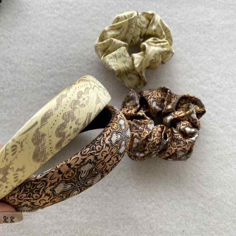 ・カテゴリ: ヘッドドレス・処理プロセス: 精工・カラー展開: ブラウン、ライトゴールド、ブラウン2.5cm、ブラウン6cm、ライトゴールド2.5cm、ライトゴールド6cm・柄: プリント・スタイル: トレンドスタイル・ターゲット層: レディース