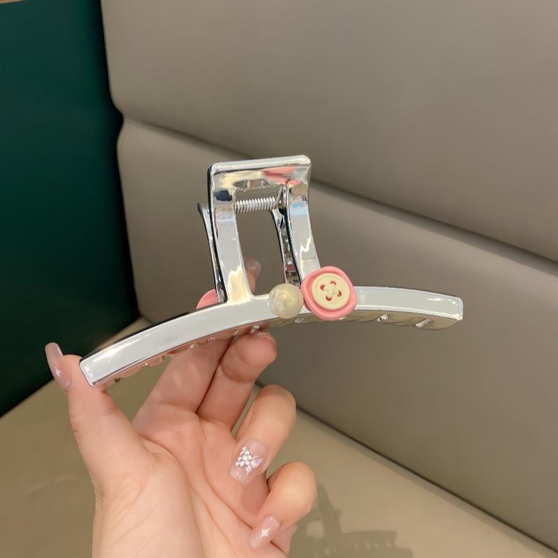 ・カテゴリ: ヘアクリップ・主な素材: アクリル・タイプ: クロークリップ・加工: 手作り・装飾: 蝶結び・スタイル: 爽やか可愛い・カラー展開: ピンクボタンシルバー、紫ボタンシルバー、ブルーボタン・長さ: 13cm・対象: 女性