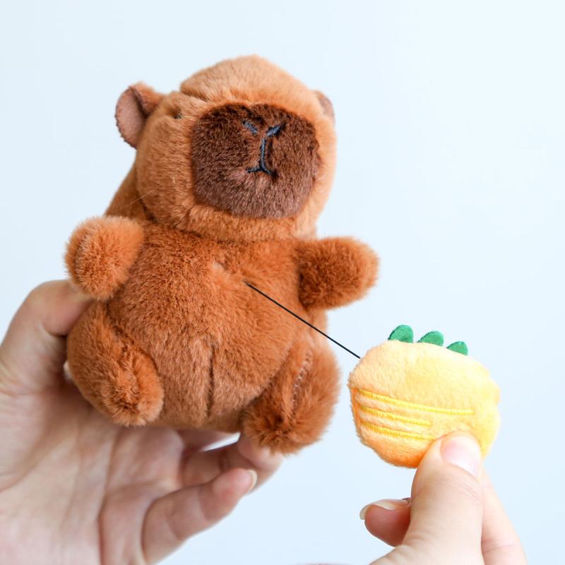 ・カテゴリ: ぬいぐるみ・形状: 動物・主な素材: PP綿・毛丈: 短毛・カラー展開: パッションフルーツ、パイナップル、いちご、だいこん、キウイ、小カピ・高さ: 約12cm・重量: 約45g・対象年齢: 15〜35歳