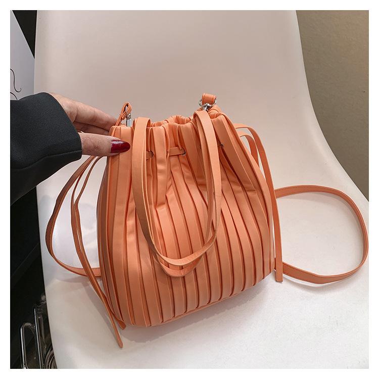 ・カラー展開: ホワイト、ブラック、オレンジ、ゴールド、シルバー、ライトグリーン、カーキ・スタイル: 海外トレンド・素材: PU・バックデザイン: ギャザーバッグ・バックサイズ: ミニ・トレンド要素: ギャザー・裏地素材: ポリエステル・バ...