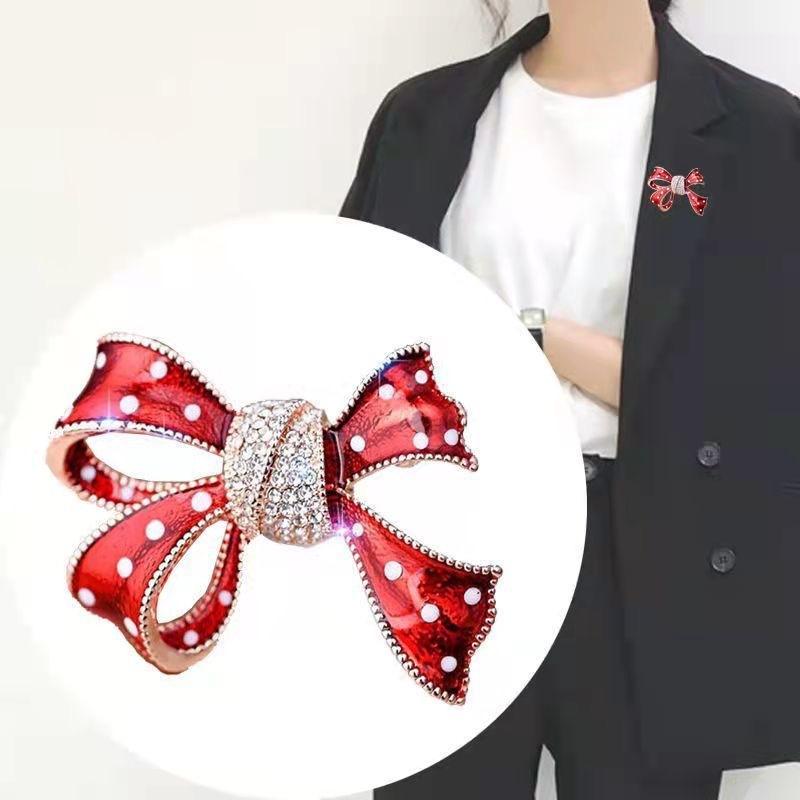 ・カテゴリ: 胸花・スタイル: 韓国風・対象: 女性用・形状: 蝶結び・素材: 合金・加工: 宝石埋め込み・水晶種類: 白水晶・装飾素材: 人工宝石/半宝石・カラー展開: 白K赤系、ローズゴールド赤系