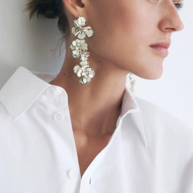 ・カテゴリ: 耳飾りり・主な素材: 金属・デザイン: 花、花びら・処理技術: ドリップオイル・スタイル: ファッション・通勤、欧米・カラー展開: 白黒縁取りフラワー、ベージュ縁取りフラワー、ゴールドフラワー・対象: レディース