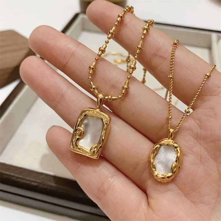 ・カテゴリ: ネックストラップ、ネックレス・素材: 金属、貝殻、淡水パール（ゴールドコーティング）・デザイン: 幾何学モチーフ・チェーンの種類: スネークチェーン・長さ: 21cm - 50cm・カラー展開: スクエアシェル（ゴールド）、オ...