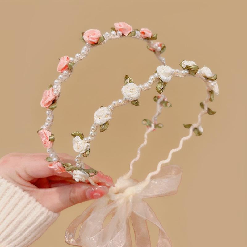 ・カテゴリ: ヘッドドレス・主な素材: 布・加工技術: り・カラー展開: オフホワイト小花、ピンク小花・デザイン要素: カメリア、植物・花・スタイル: ナチュラル、新鮮・甘め・ターゲット: レディース