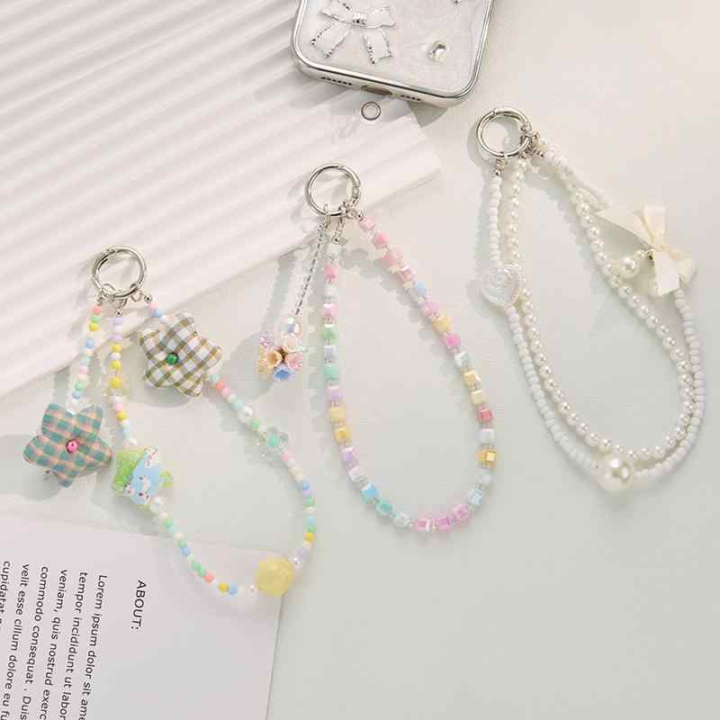 ・カテゴリ: 鍵（キーホルダー）・工芸: 手編み・素材: ビーズ・カラー展開: 花球、小花、パールリボンび・スタイル: 個性的・タイプ: キーホルダー・柄: クマ・豚・小動物・流行の要素: 貝殻、流星雨