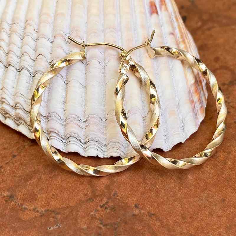 ・カテゴリ: 耳飾り・主な素材: 金属・ポスト（耳針）素材: 925シルバー・加工技術: 電気メッキ・デザイン: U字型・カラー展開: ゴールド・スタイル: シック、ファッション・通勤・トレンド要素: ツイスト（ねじりデザイン）・対象: レ...