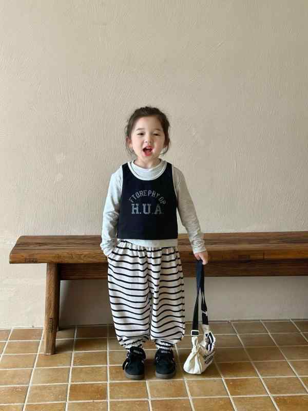 ・カテゴリ: 子供Tシャツ・性別: 女児・スタイル: 韓国版・袖丈: 長袖・ネックライン: クルーネック・柄: ロゴ・デザイン: 配色・主な素材: 綿85%・機能: 吸湿速乾・サイズ展開: 90、100、110、120、130、140・対象...