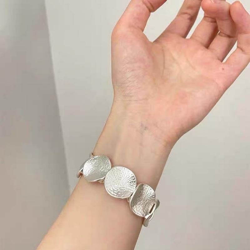 ・カテゴリ: 手飾り・素材: 合金・加工技術: 電気メッキ・スタイル: レディース、個性・デザイン: ハート型・流行要素: 円形、幾何学・カラー展開: Aタイプ、Bタイプ、Cタイプ、Dタイプ