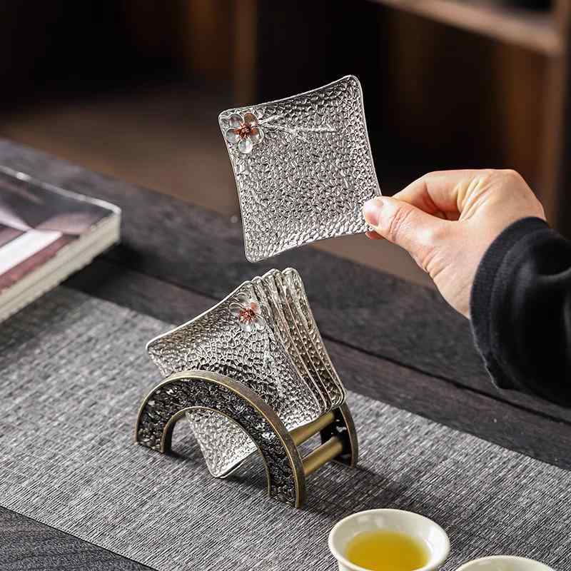 ・主な素材: 金属・柄: 花卉・カラー展開: 四方合金銀色梅花コースター、四方合金銀色蝸牛コースター、四方合金銀色梅花コースター6個・廊橋カップホルダーセット、四方合金銀色蝸牛コースター6個・廊橋カップホルダーセット・形状: 円形・スタイル...