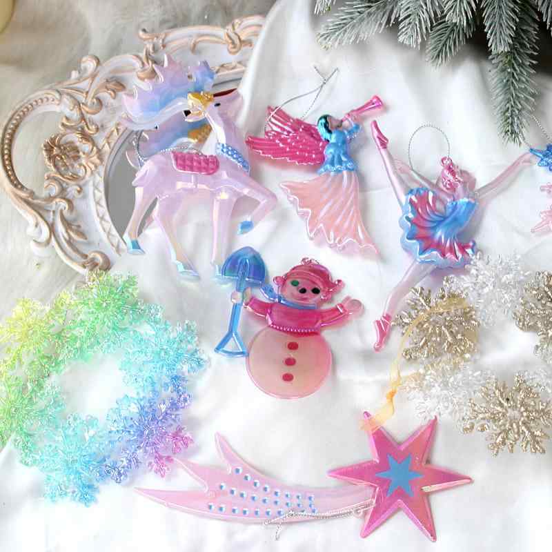 ・カテゴリ: クリスマスオーナメント・主な素材: アクリル・カラー展開: マジックカラー（トナカイ）、マジックカラー（雪だるま）、マジックカラー（天使）、マジックカラー（流れ星）、マジックカラー（バレエ）、マジックカラー（カラフルリース）、...